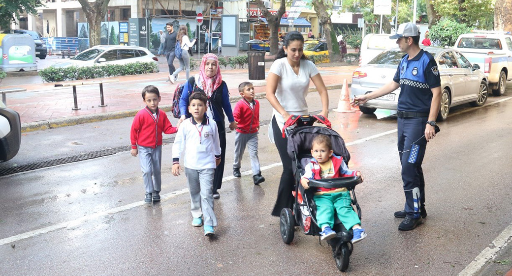 Zabıtadan okul önlerine güvenlik önlemi - Kocaeli Büyükşehir Belediyesi