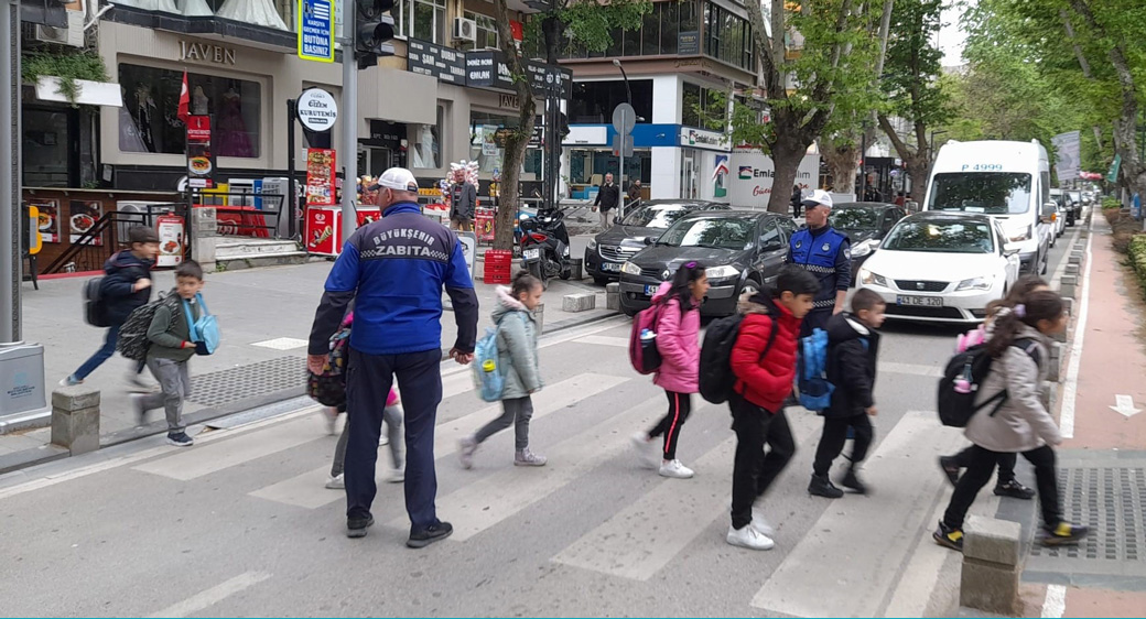 Zabıtadan okul önlerinde trafik haftası etkinliği - Kocaeli Büyükşehir ...